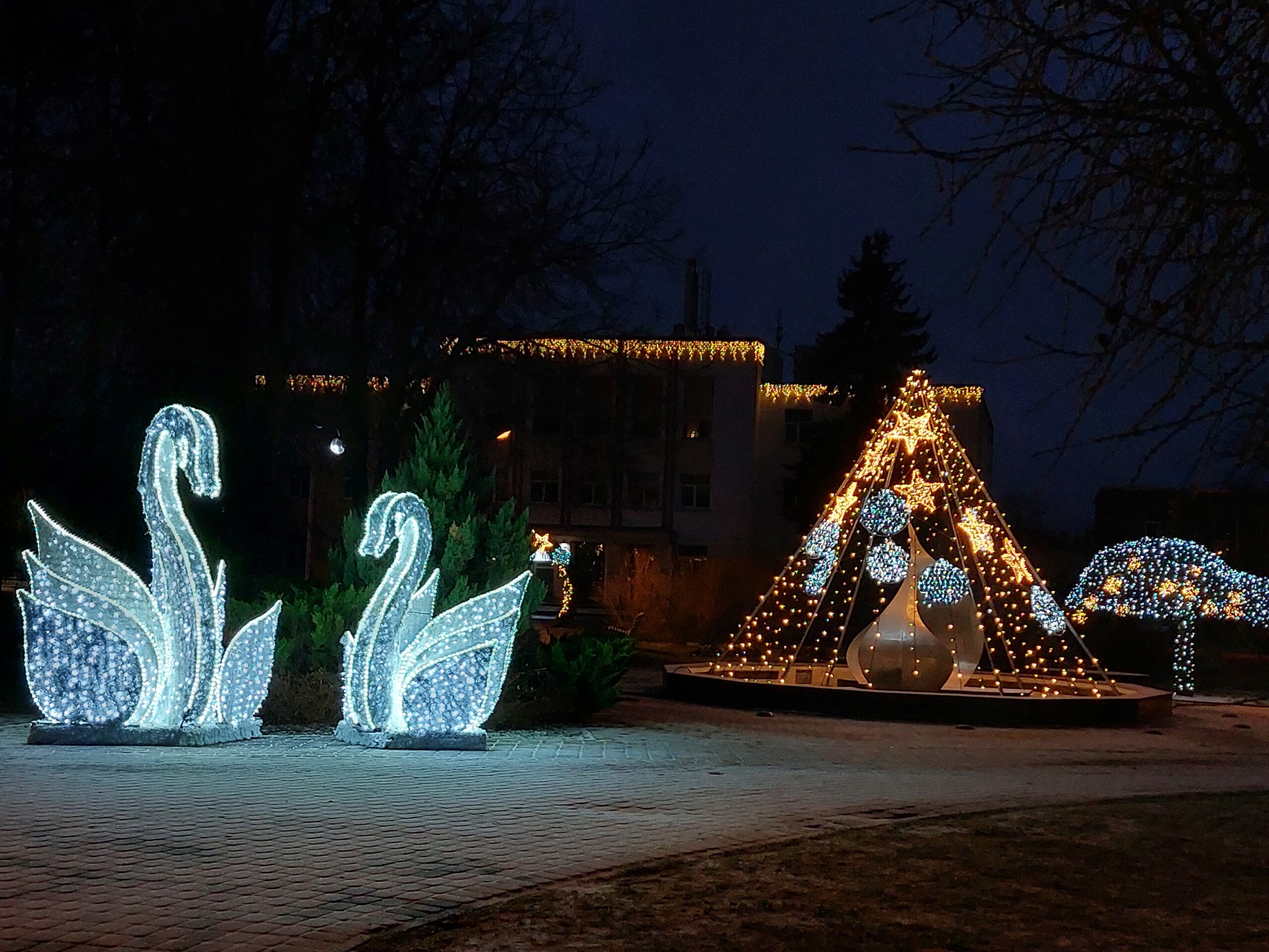 Iedegas svētku egles Gulbenē un pagastos, veras Ziemassvētku tirdziņi - Dzirkstele.lv