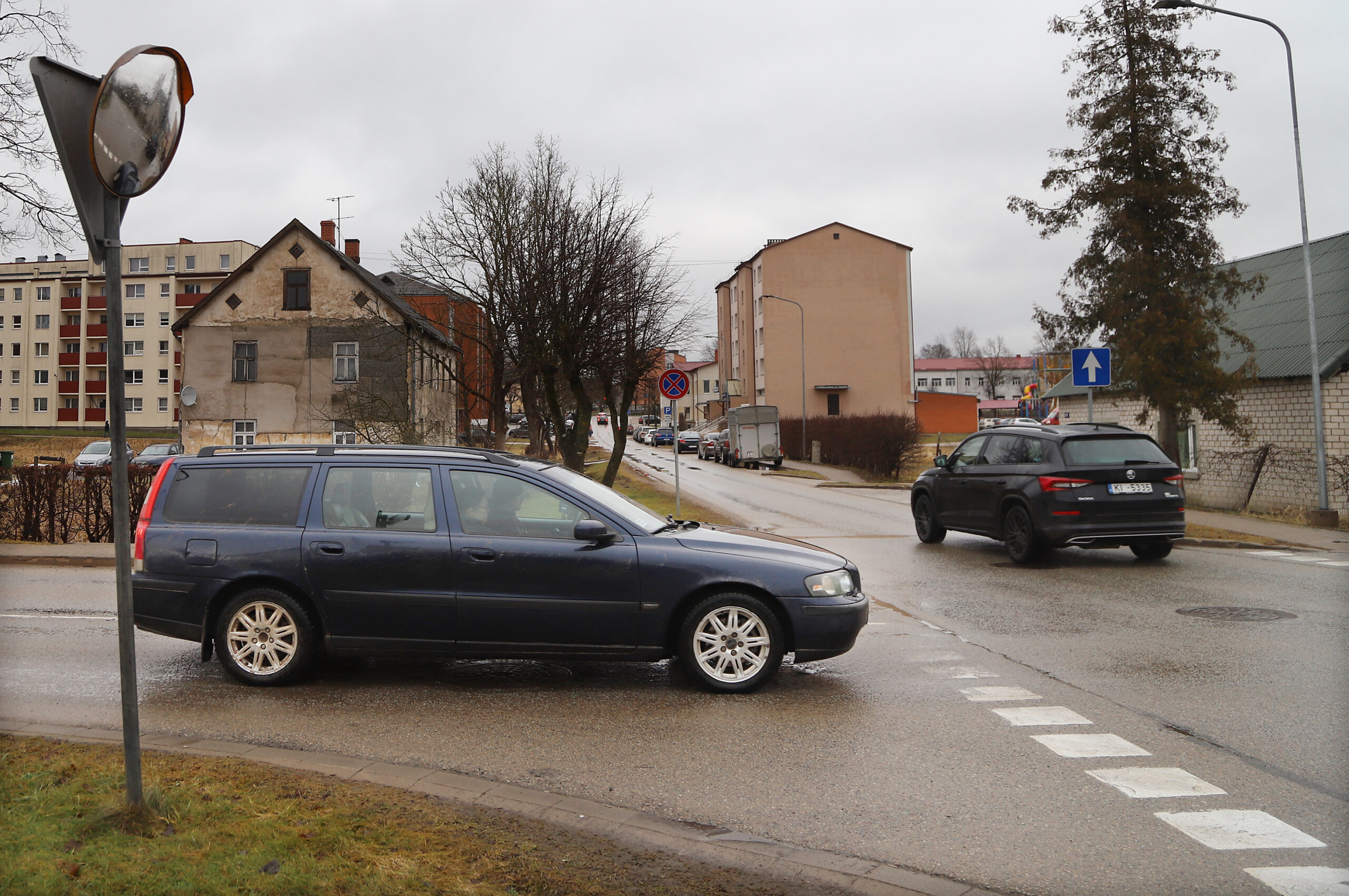 Līkās ielas un Ābeļu ielas krustojumā Gulbenē regulāri notiek avārijas ...