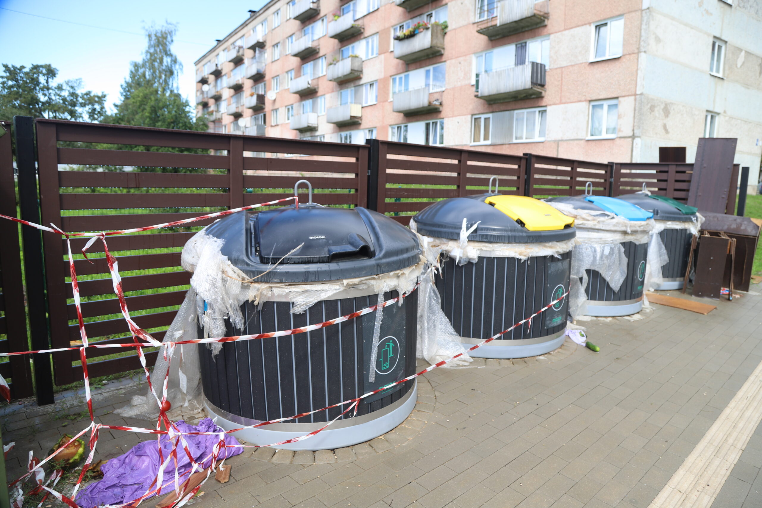 Modernie šķirojamo atkritumu pazemes konteineri Gulbenē pagaidām tikai ...
