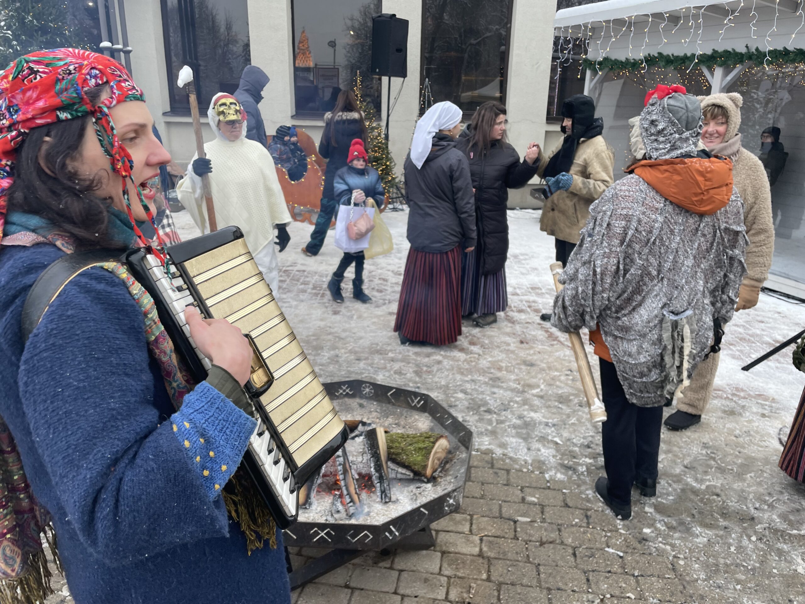 Lejasciema folkloras grupa “Smaržo siens” ies ķekatās līdz Meteņiem ...