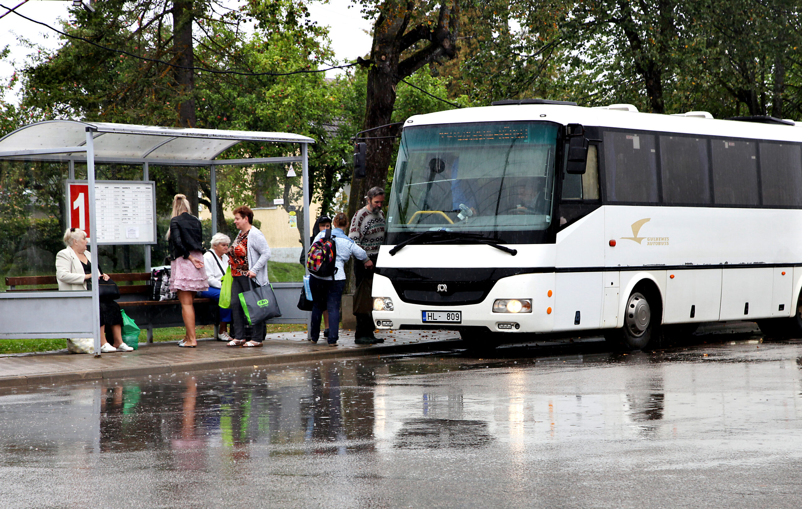 Rasts kompromiss - rīta autobuss uz Tirzu aties 25 minūtes vēlāk ...