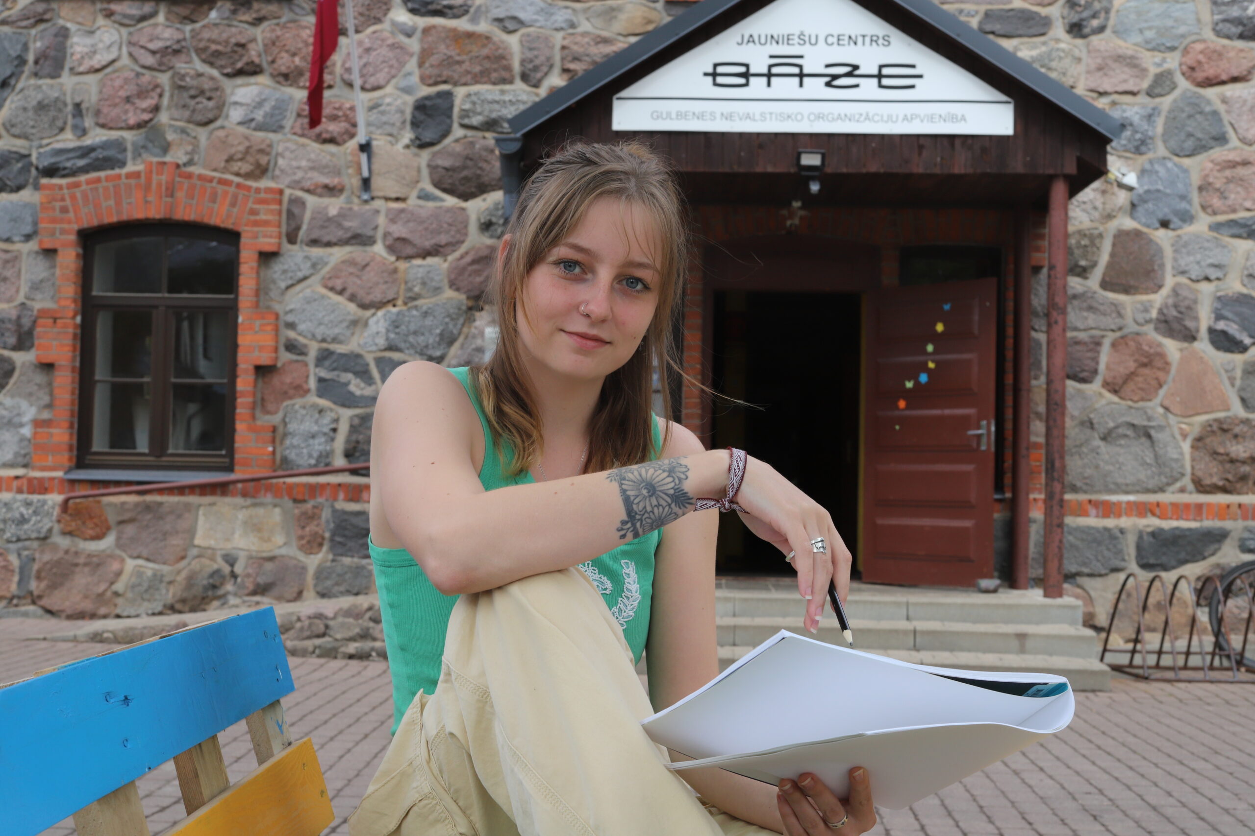 Lejasciemiete Linda Ļapere var gleznot jebkur, bet vislabāk tomēr to ...