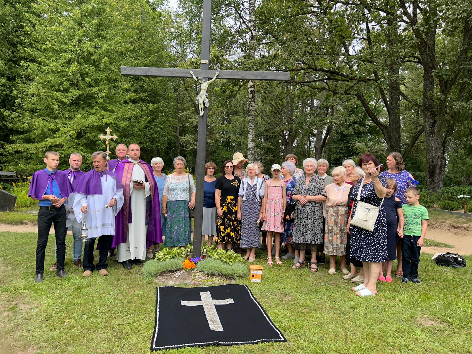Atjaunota simboliskā krusta zīme pie kapličas Gulbenē - Dzirkstele.lv