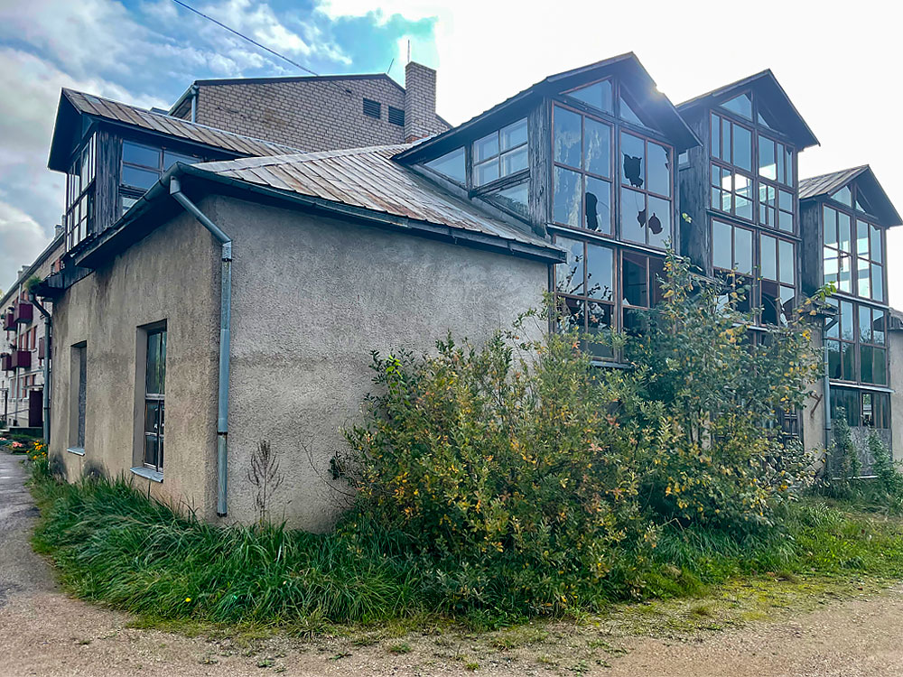 Gulbenē agrākā kultūras norišu vieta pārvēršas par graustu - Dzirkstele.lv