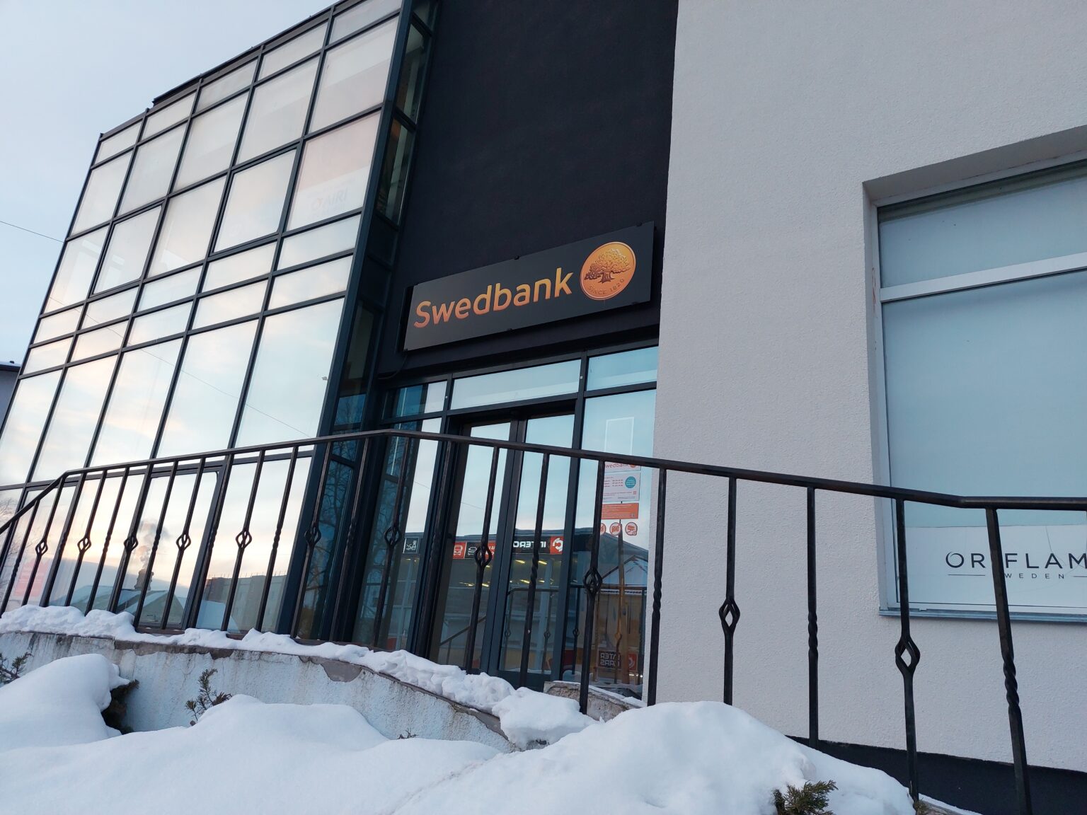 Bankas filiāles Gulbenē darbalaiks klātienē ir norādīts - Dzirkstele.lv
